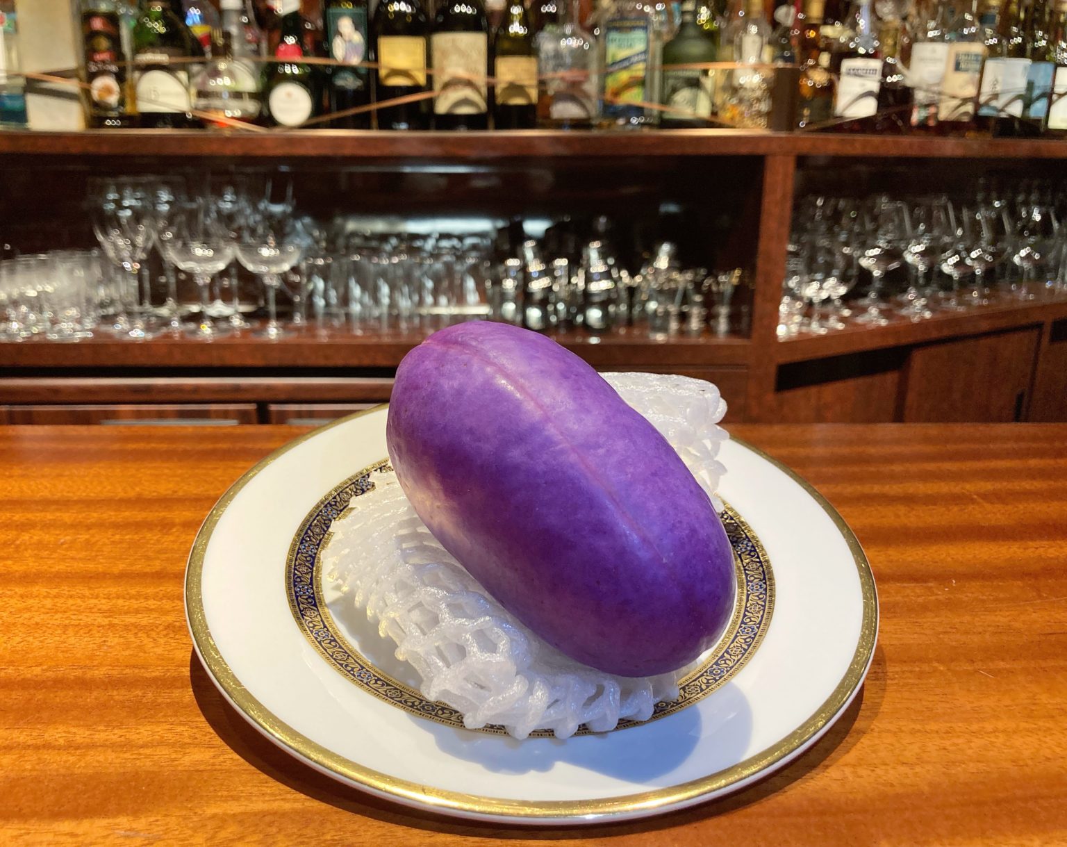 【アケビ Akebi】酸味はなく、バナナや熟した柿にも似た味だが、素朴で優しい甘みの果実。種はかなりの苦さ | BarTetu（バーテツ）