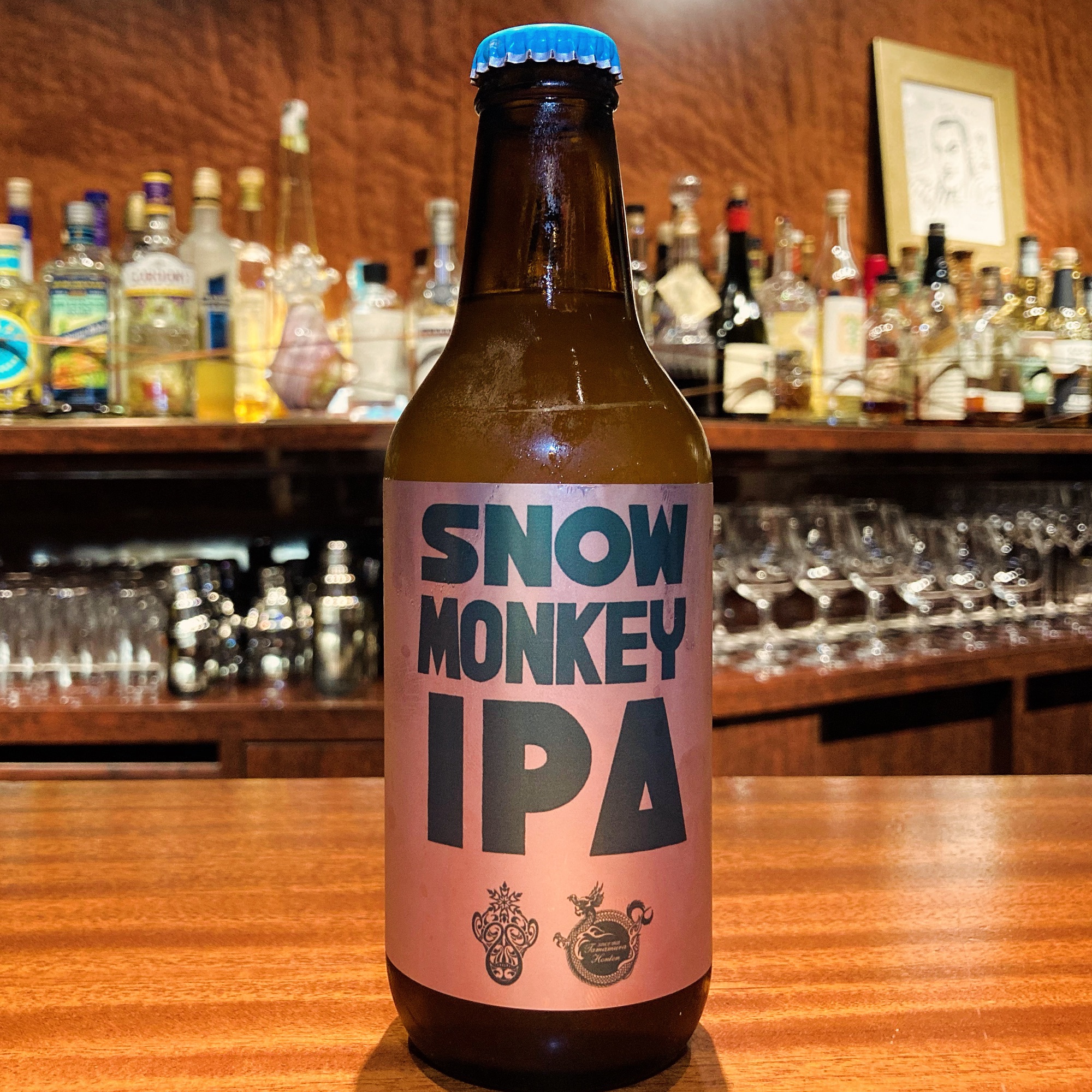 【志賀高原ビール スノーモンキーIPA 2024 銀ラベルver. / Shiga Kogen SNOW MONKEY IPA 2024 Silver】注ぎ方で、圧倒的な香りの爆発、液体の ...